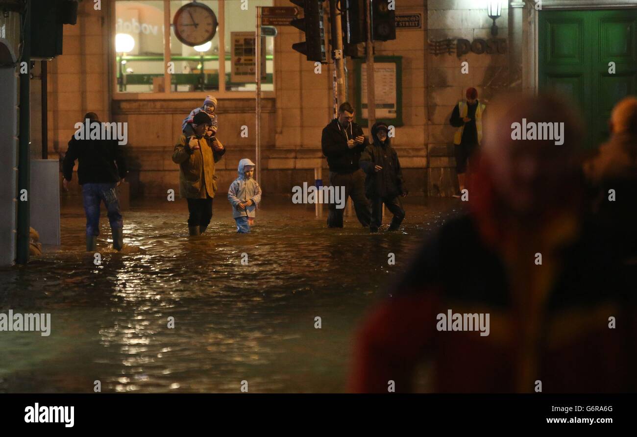 People walk through flood water hi-res stock photography and images - Alamy