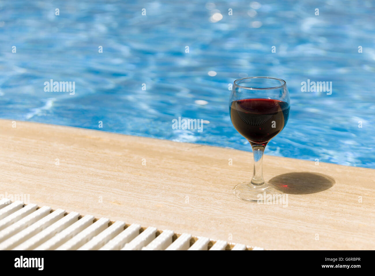 Pools edge hi-res stock photography and images - Alamy