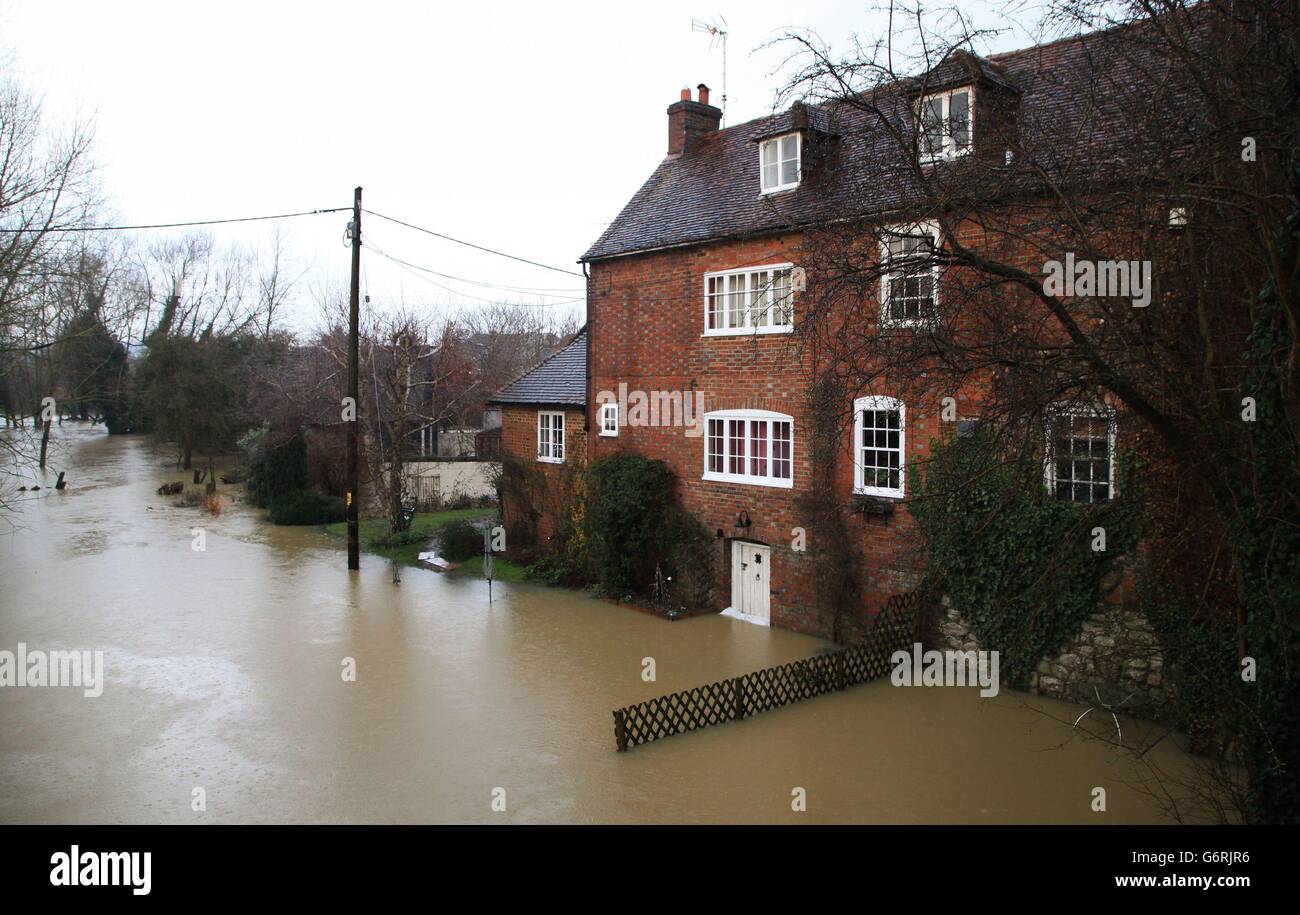 Homes along river in yalding hi-res stock photography and images - Alamy