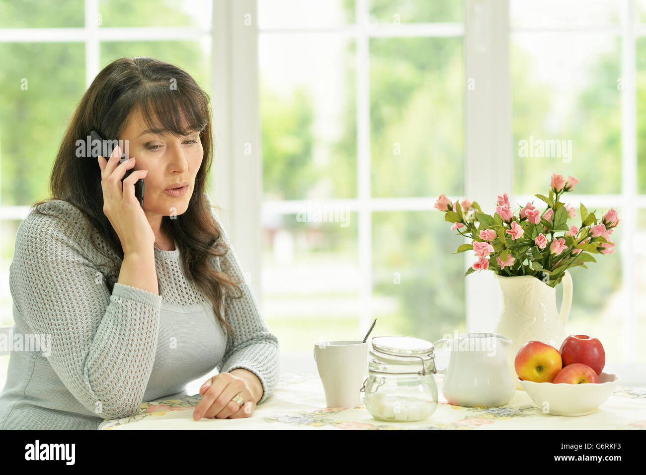 Senior woman talking phone Stock Photo - Alamy Senior woman talking phone Stock Photo - Alamy