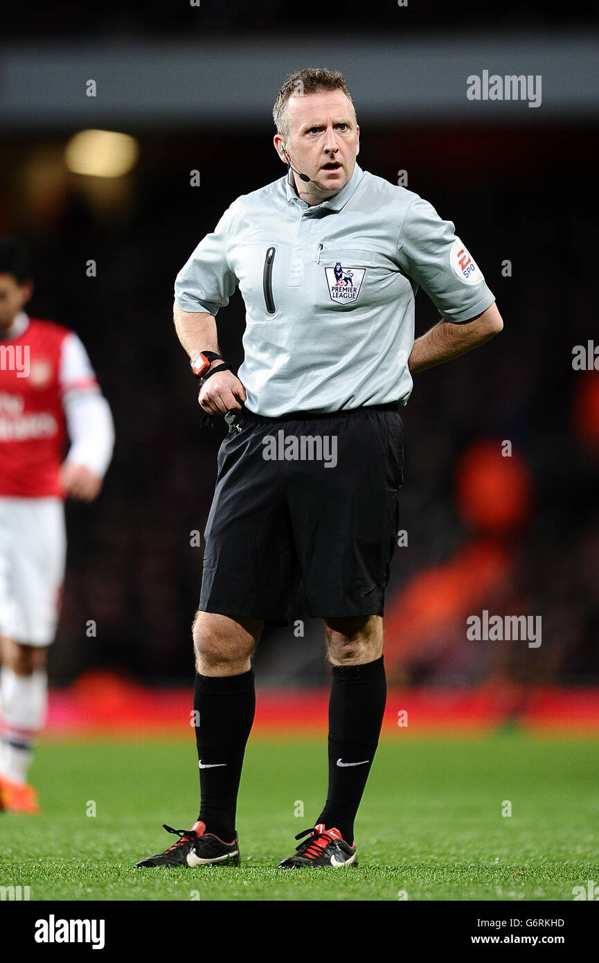 Jon moss referee hi-res stock photography and images - Alamy