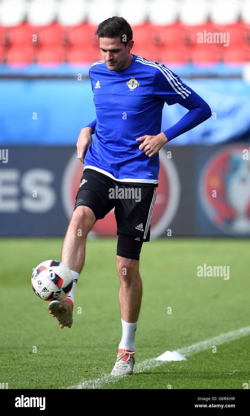 Kyle lafferty training for northern ireland hi-res stock photography ...