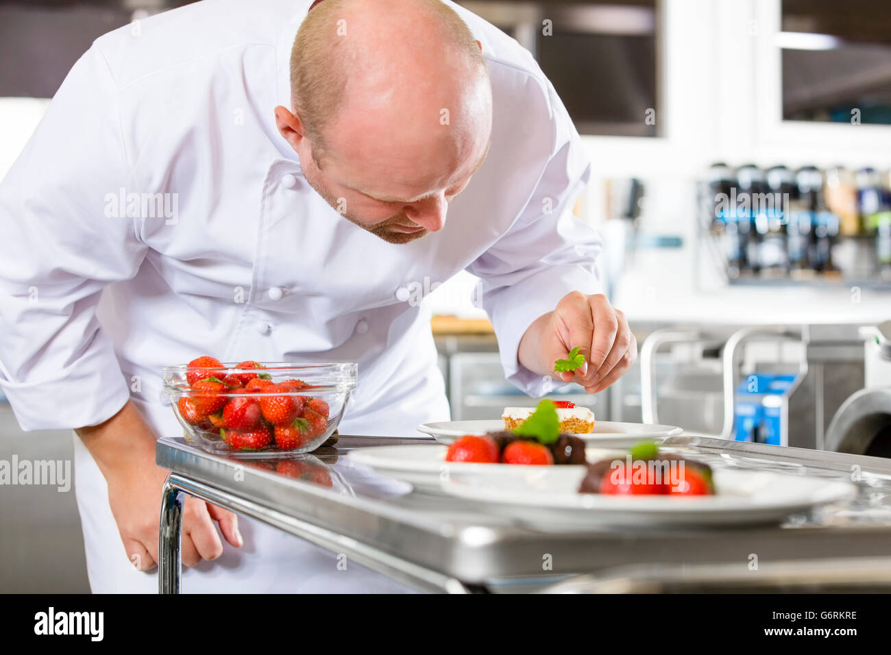 Chef baking cake hi-res stock photography and images - Alamy