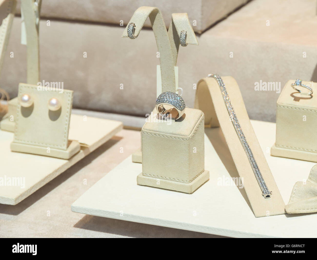 Gold window display jewelry store hi-res stock photography and images ...
