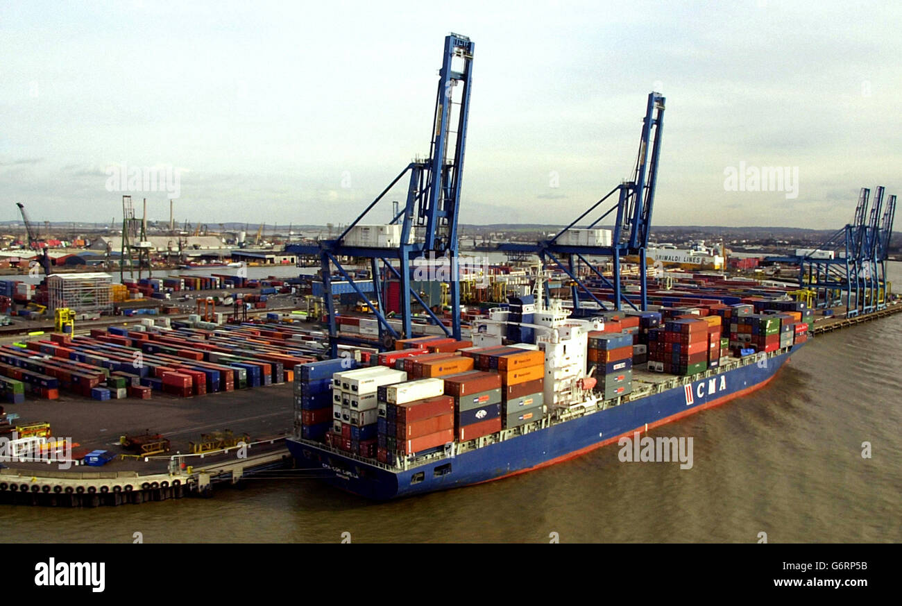 Shipping containers ship tilbury docks hi-res stock photography and ...