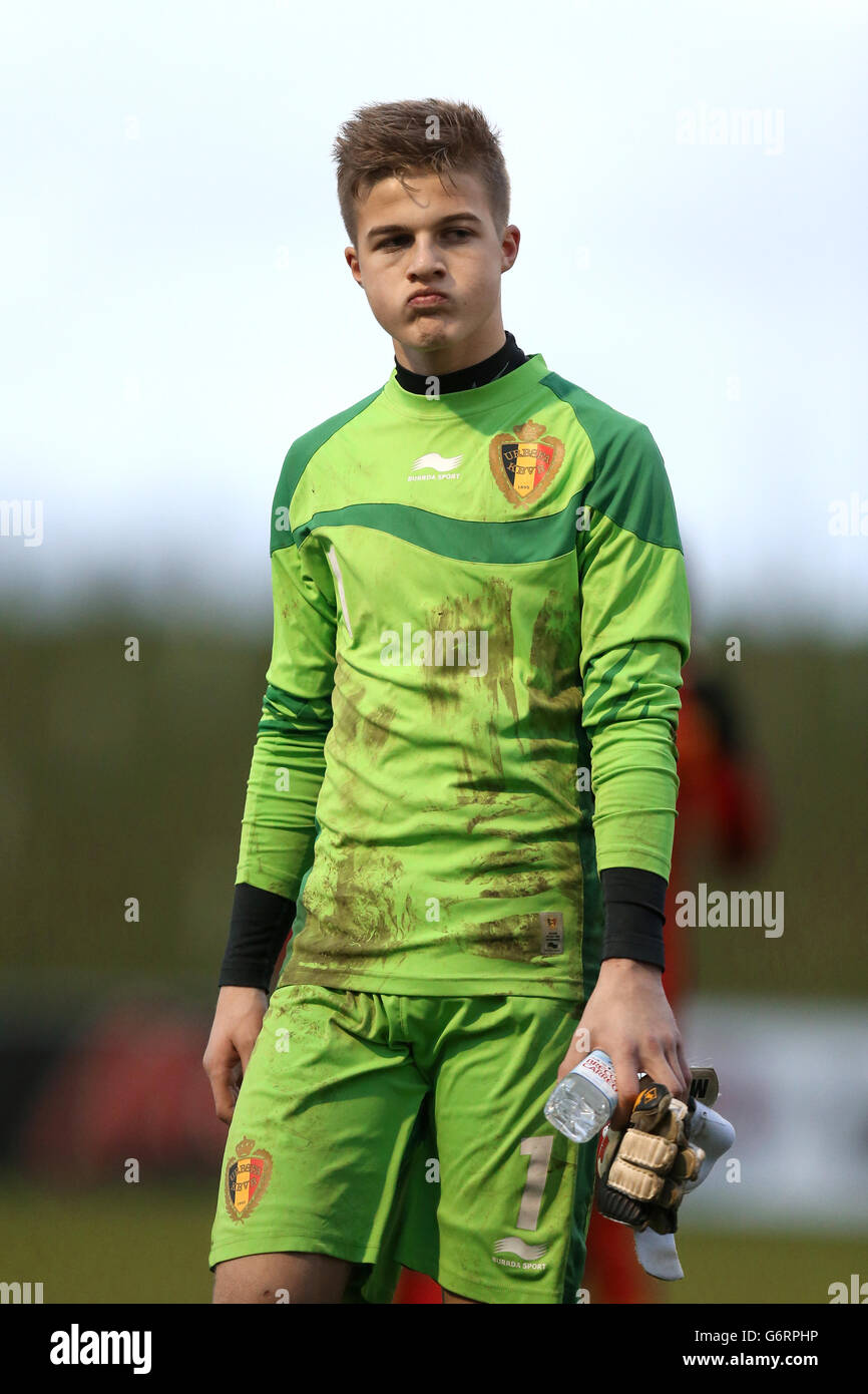 England under 17 goalkeeper hi-res stock photography and images - Alamy