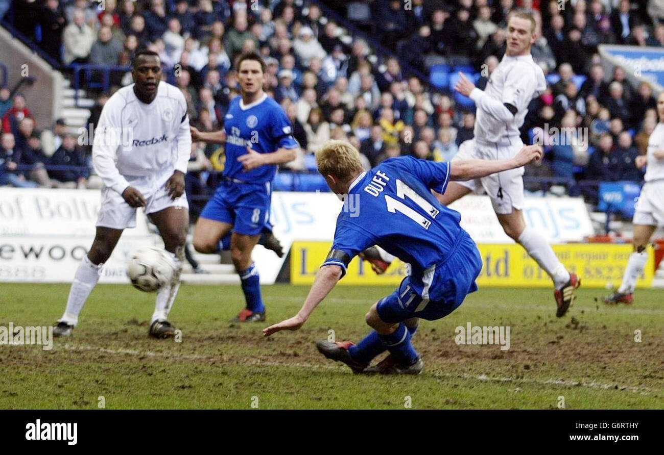 Chelsea's Damien Duff scores his team's second goal against Bolton ...