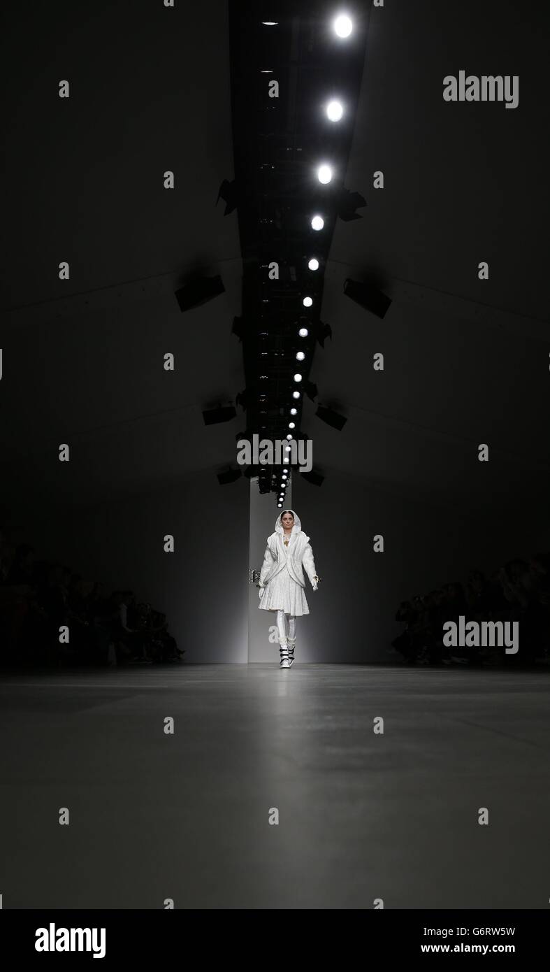 Consumer fashion catwalk runway models modelling designer designs full ...