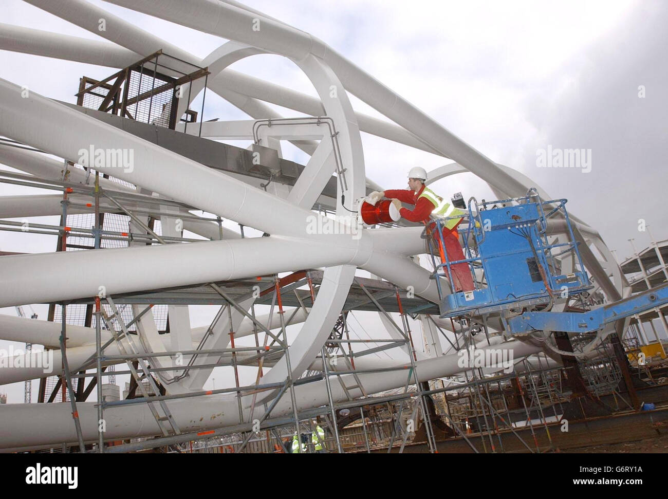 Construction new wembley stadium arch hi-res stock photography and ...