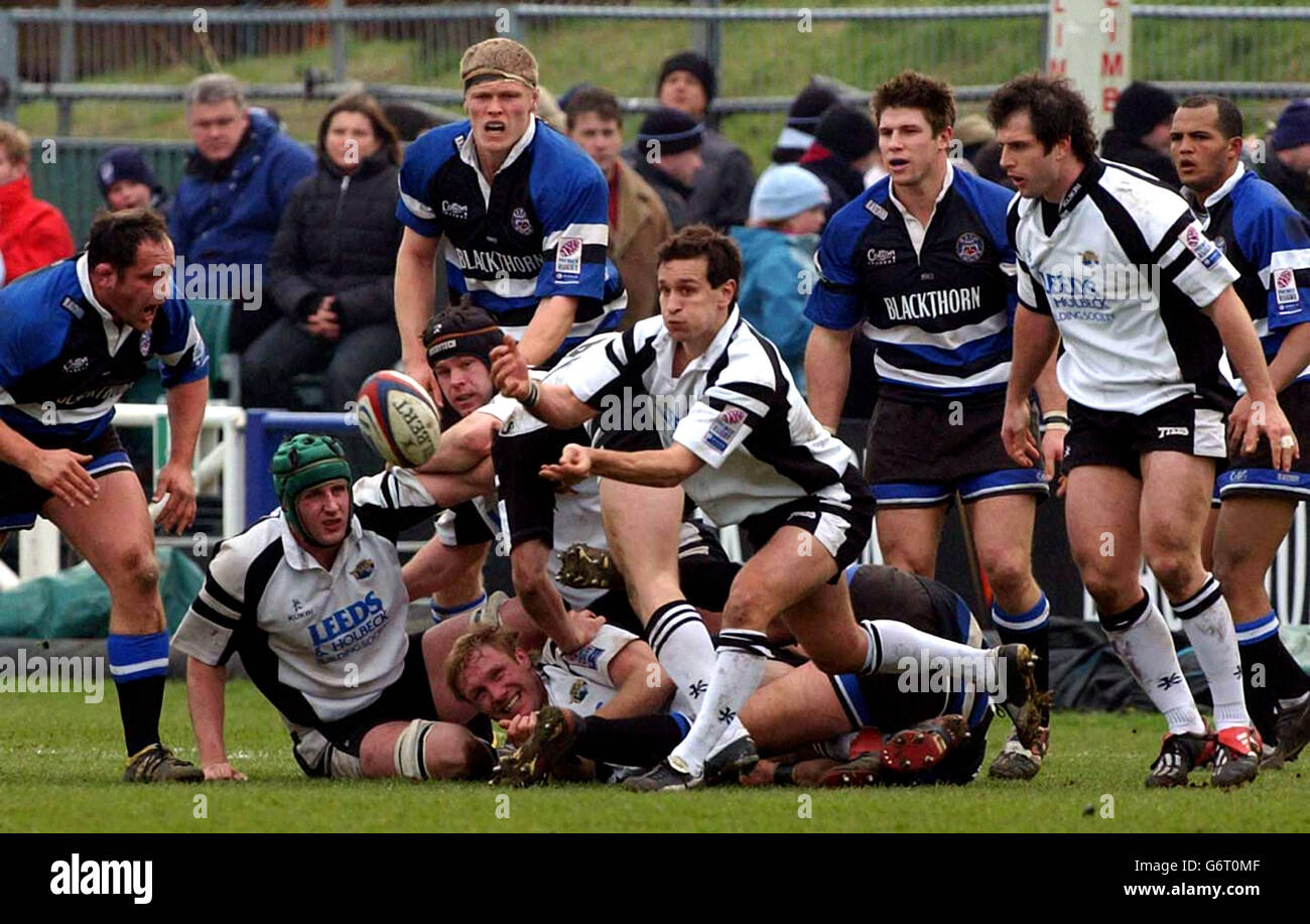 Alan Dickens of Leeds feeds the ball out during their Zurich ...