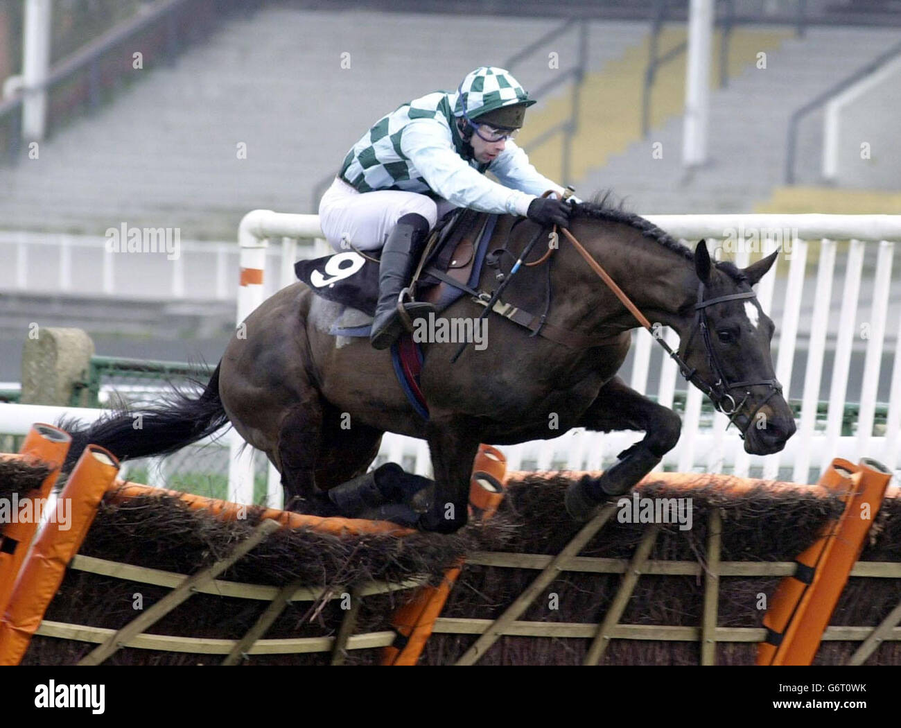 The amlin handicap hurdle race at ascot hi-res stock photography and ...