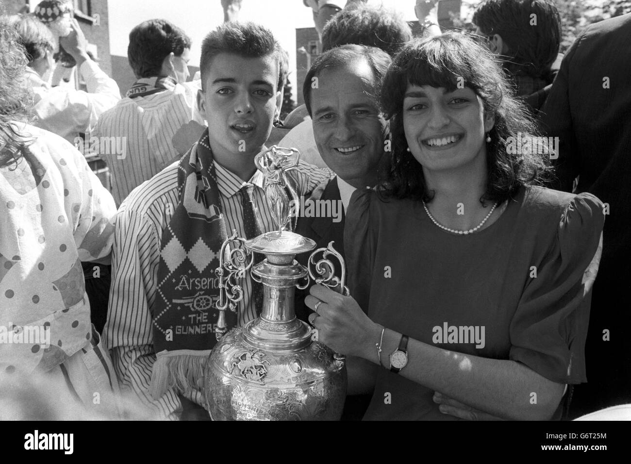 Arsenal manager George Graham (c) shows off the League Championship ...