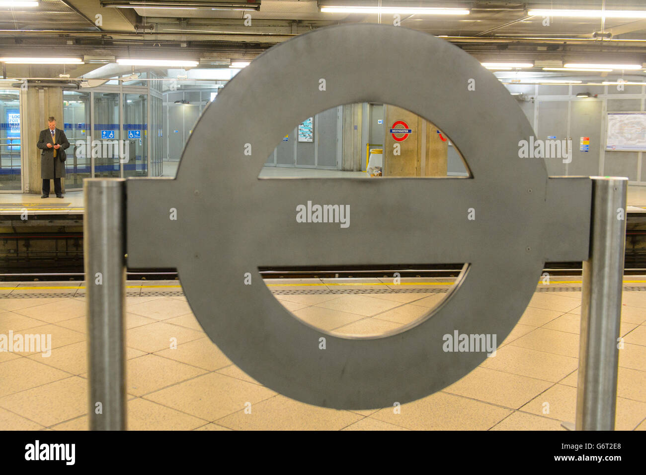 London underground ticket office hi-res stock photography and images ...