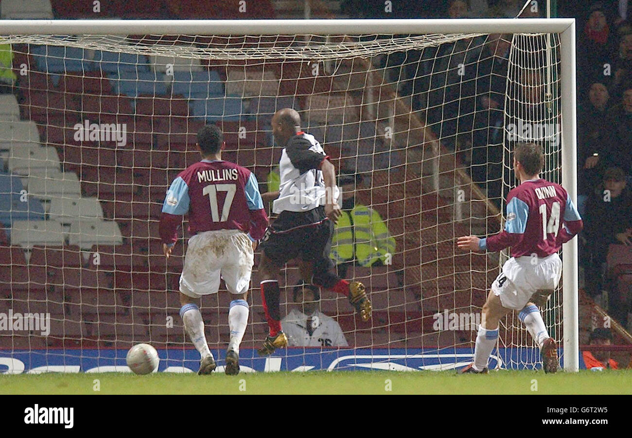 Sport football action barry hayles hi-res stock photography and images ...