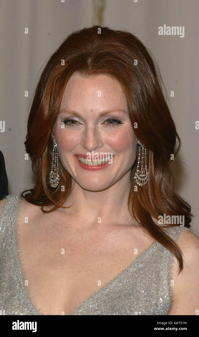 Julianne Moore The Oscars 2004 Hi Res Stock Photography And Images Alamy