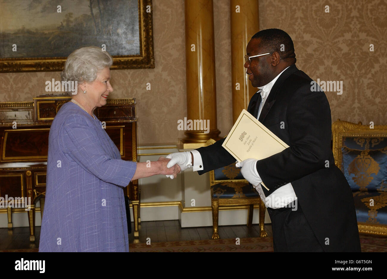 Queen elizabeth ii receives mr ibrahim milazi hi-res stock photography ...