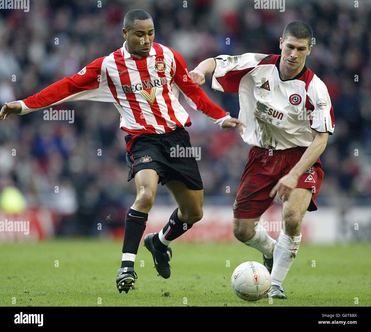 Sunderland's Jeff Whitley (left) battles with Sheffield United's Nick ...