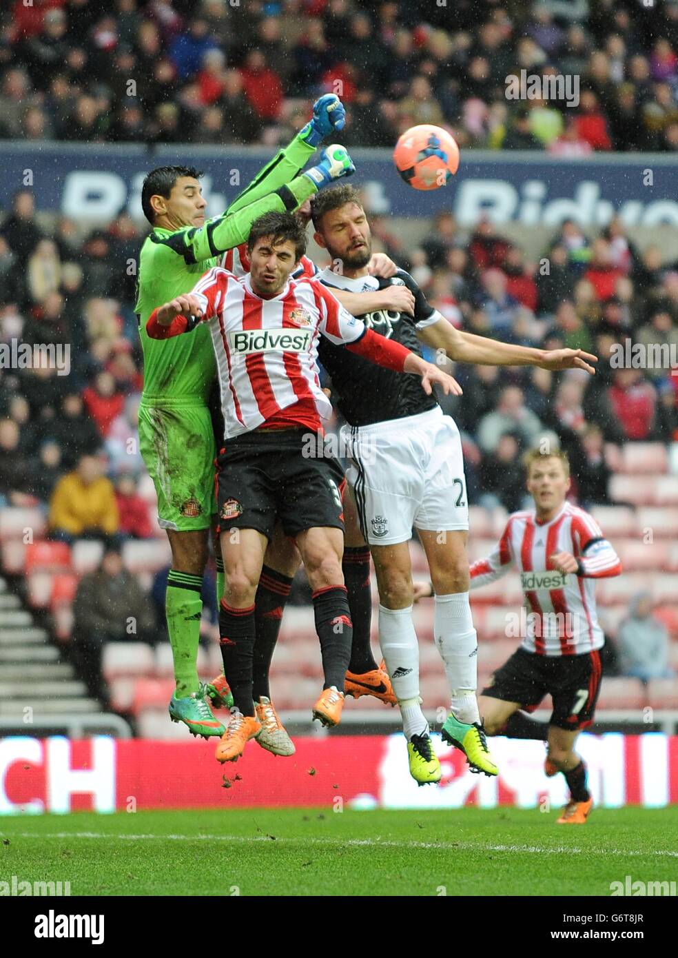 Sunderland goalkeeper Oscar Ustari (left) battles for the ball with ...