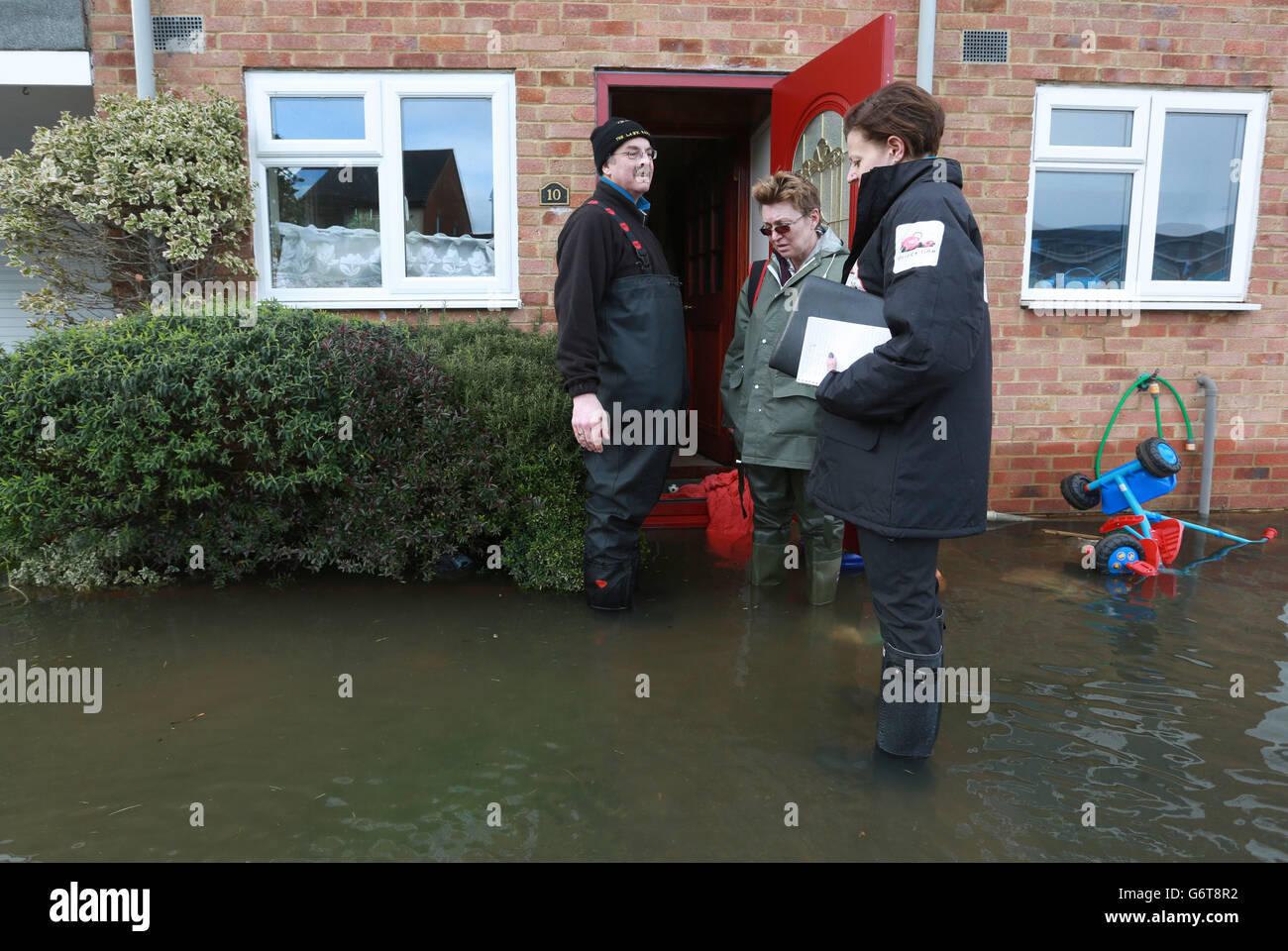 Direct Line Claims expert Lorna Tincknell (right) talks to flood victim ...