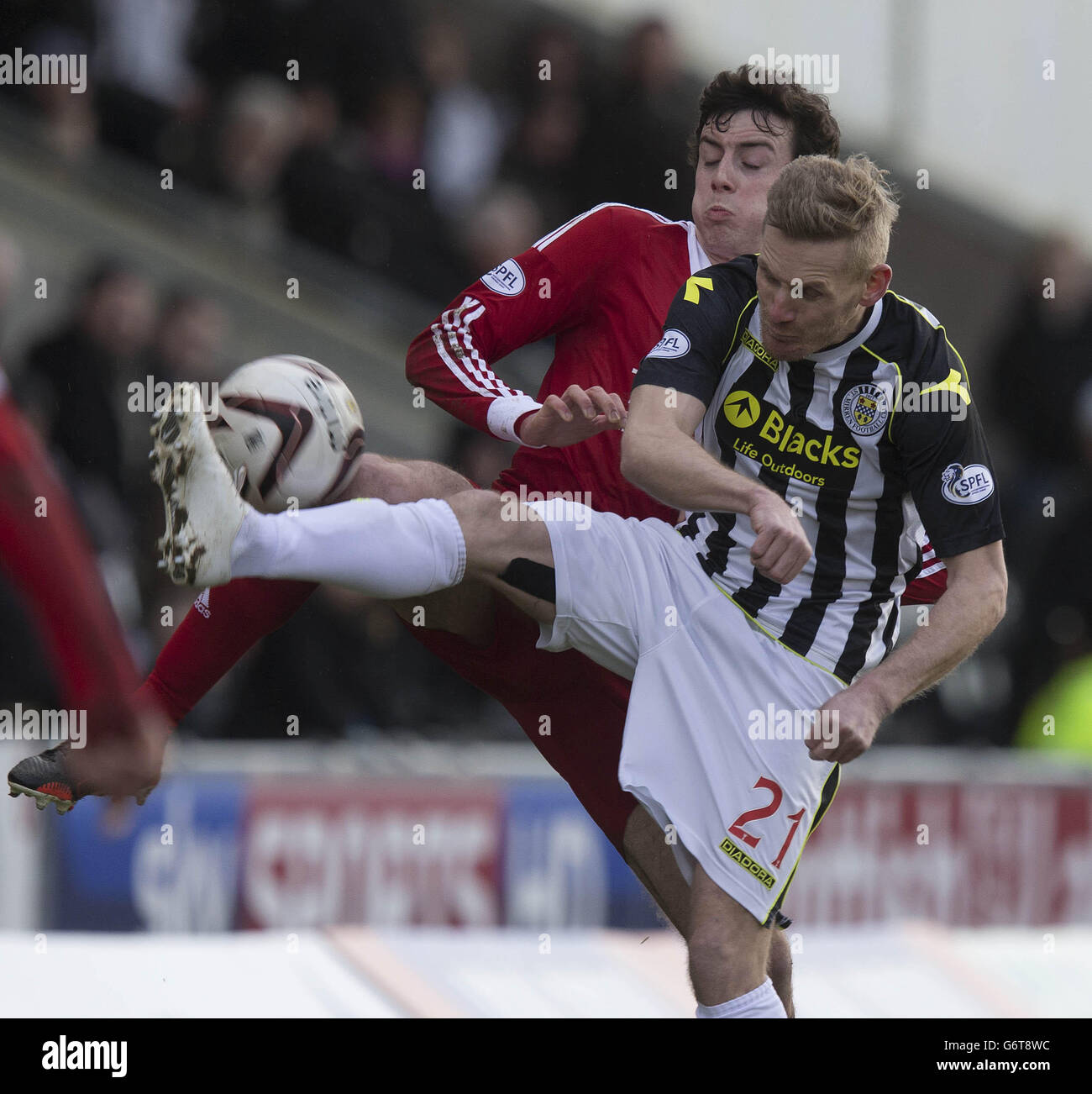 St Mirren's Gary Teale (right) and Aberdeen's Joe Shaugnessey battle ...
