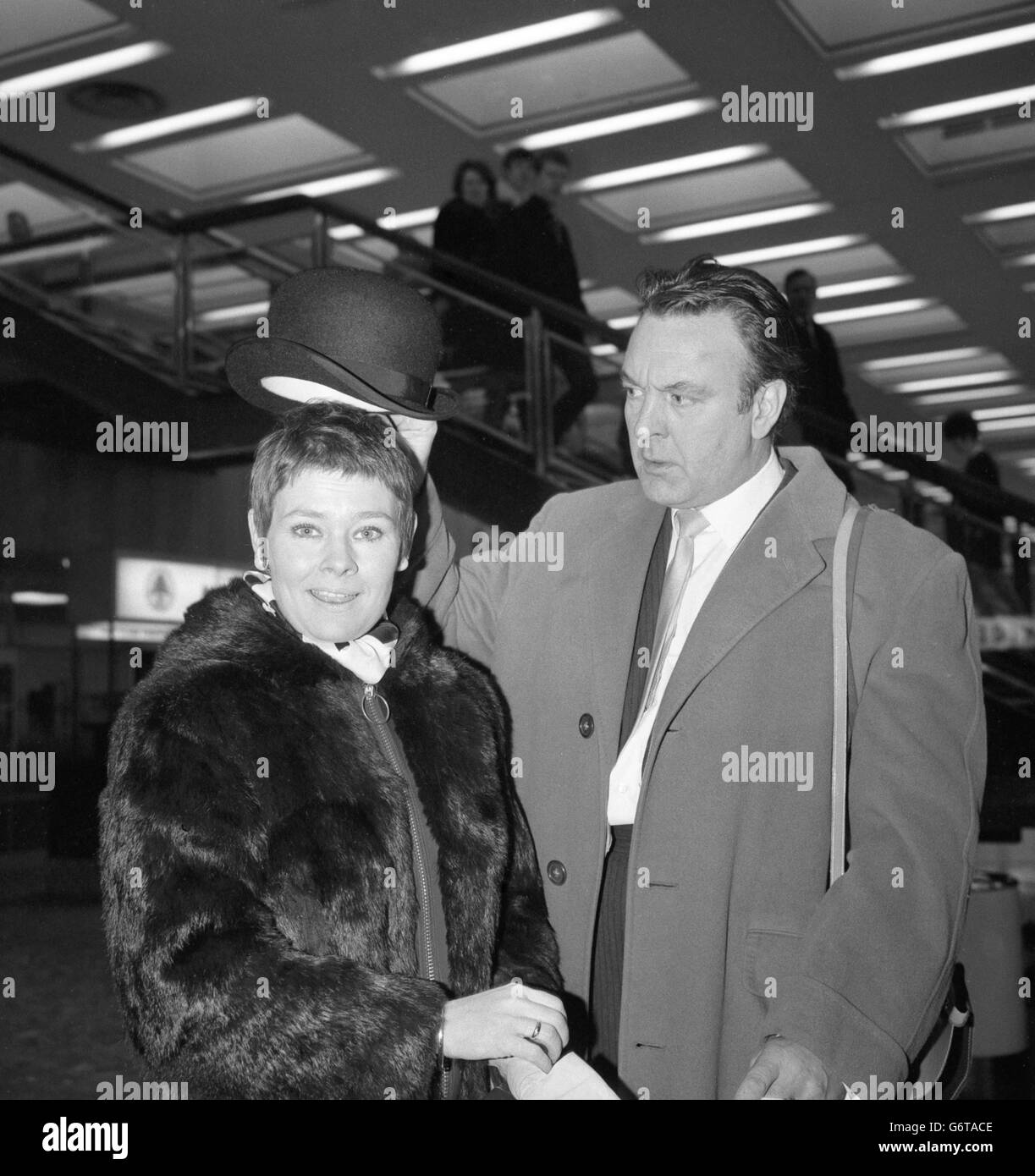 Judi dench and donald sinden at heathrow airport hi-res stock ...