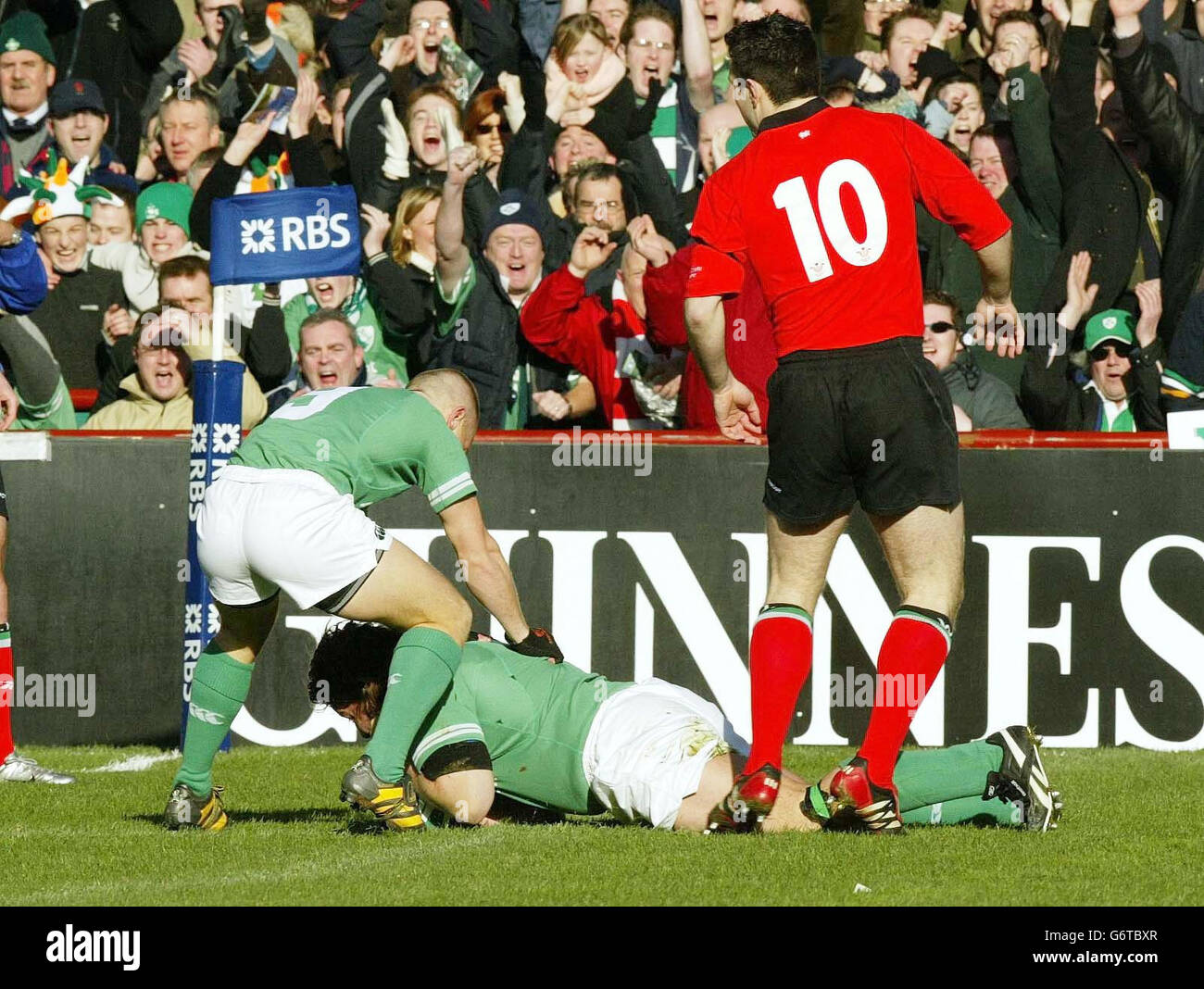 Sport rugby union action shane byrne hi-res stock photography and ...