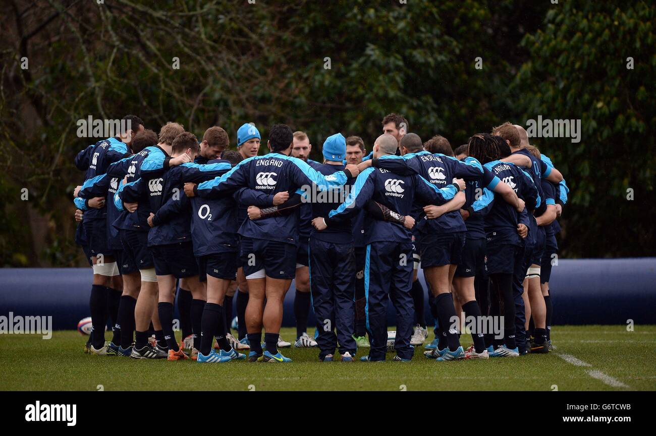 England rugby team huddle hi-res stock photography and images - Alamy