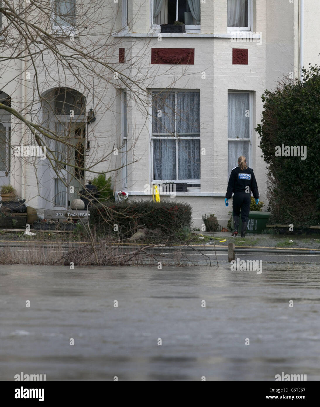 Scene crime officers house in thameside in chertsey hi-res stock ...