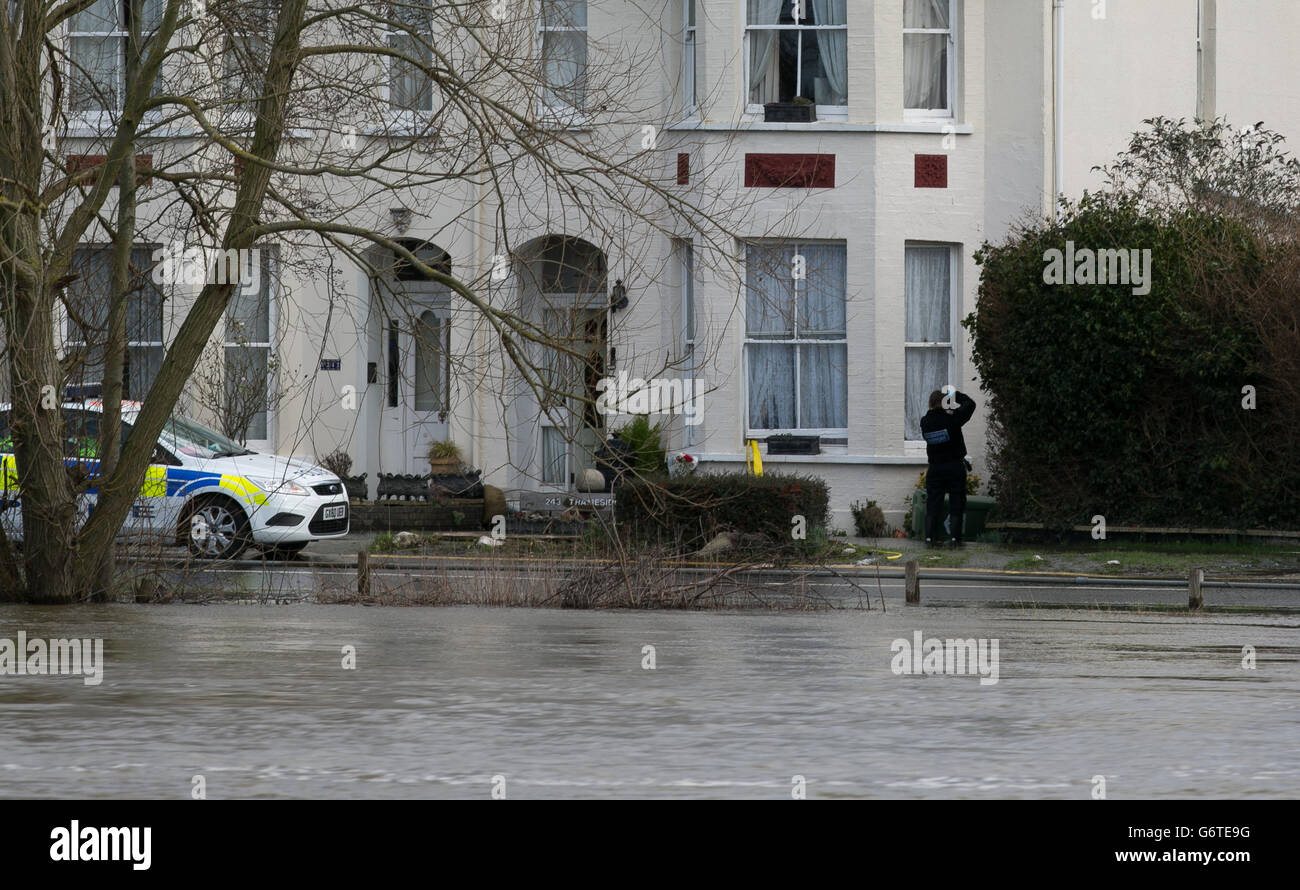 Scene crime officers house in thameside in chertsey hi-res stock ...