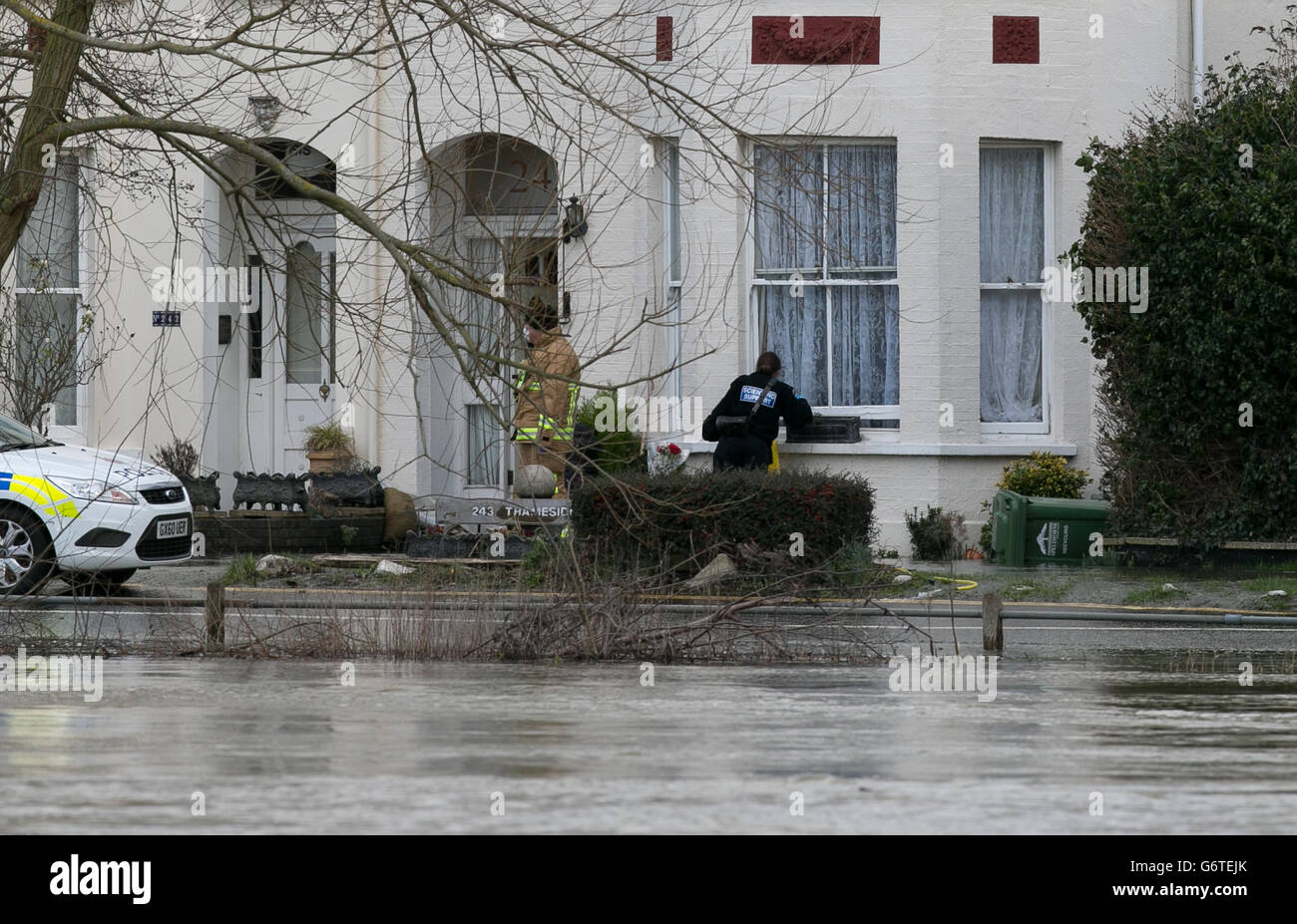 Scene crime officers house in thameside in chertsey hi-res stock ...