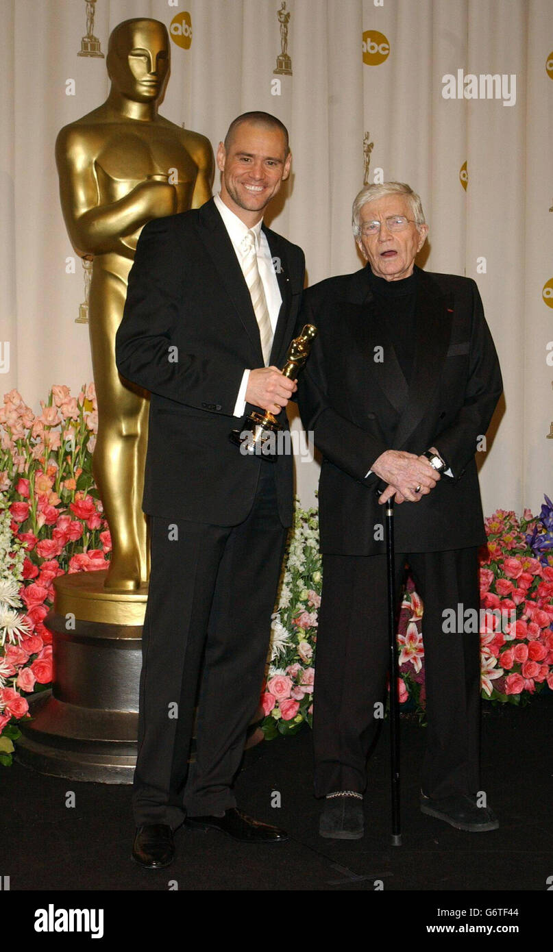 Blake Edwards with his Honorary Oscar and actor Jim Carrey at the Kodak ...