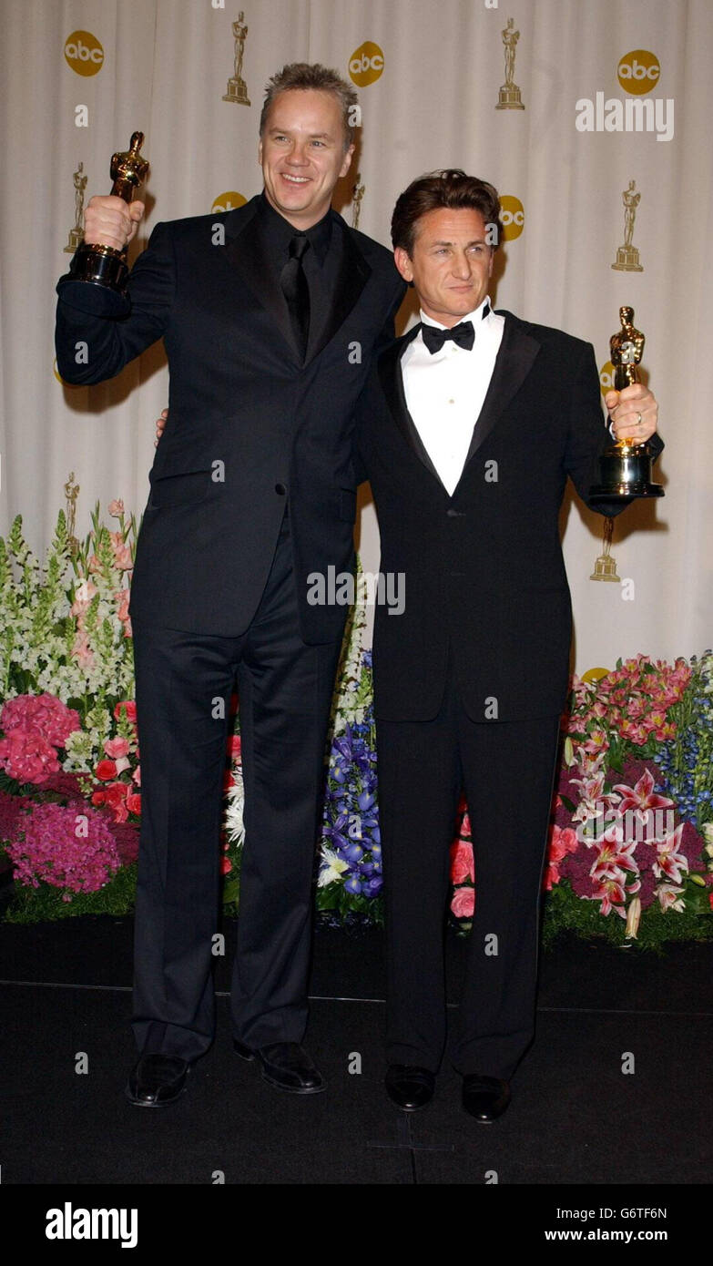 Sean penn with his best actor oscar hi-res stock photography and images ...