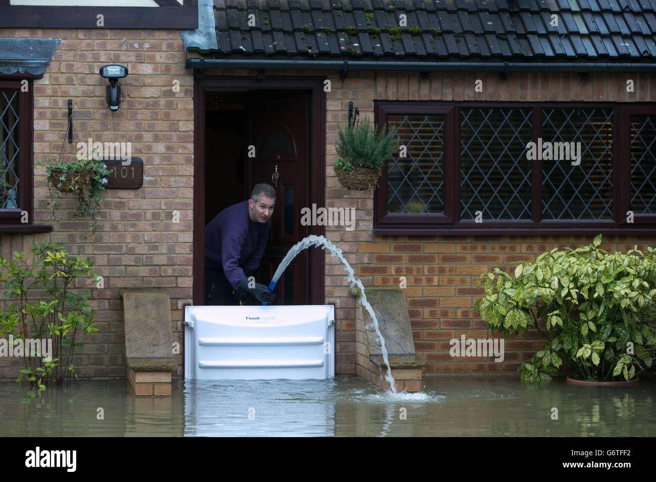 Weather floods 2014floodscollection hi-res stock photography and images ...