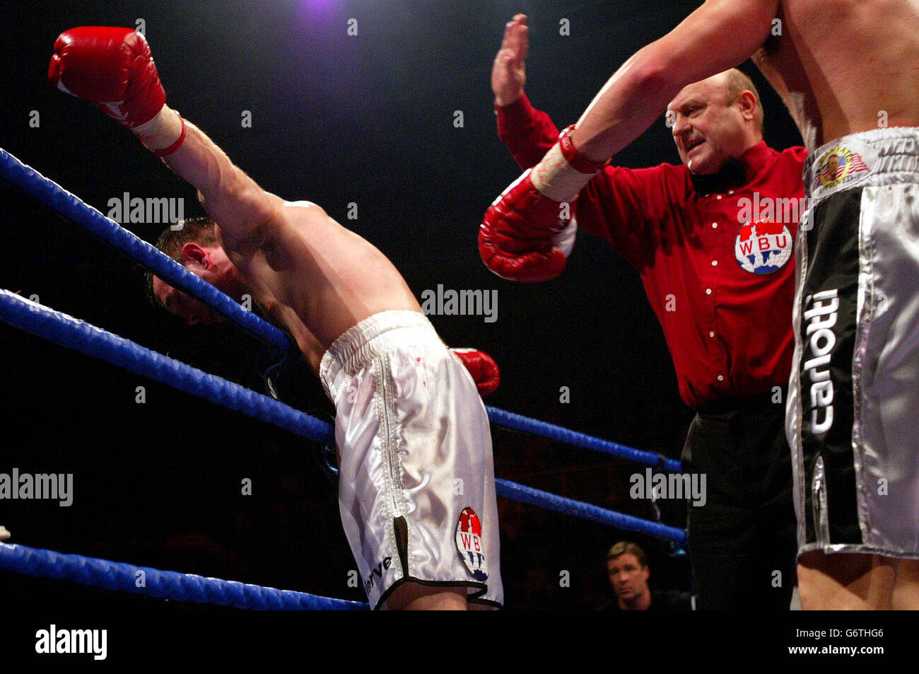 Anthony Farnell puts down Lawrence Murphy in the third round as ref ...