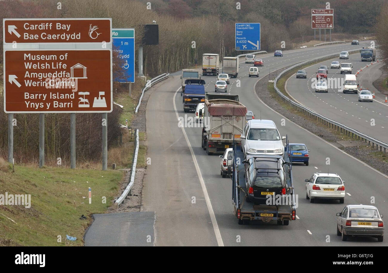 The hard shoulder on the eastbound carriageway of the M4 motorway ...