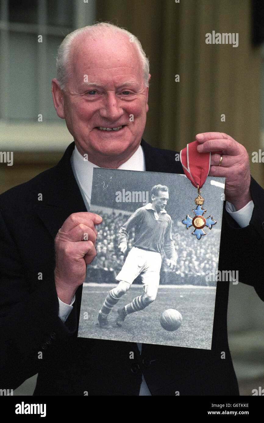 Former footballer tom finney buckingham palace hi-res stock photography ...