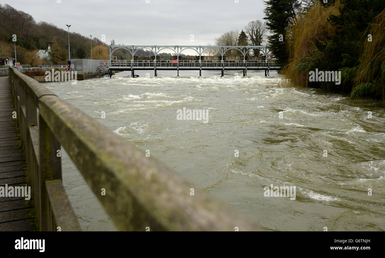 Water pours through gates marsh lock lies on river thames hi-res stock ...