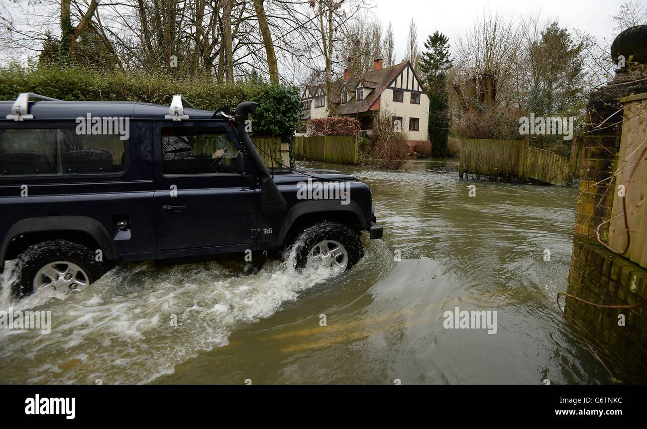 Land rover in floods hi-res stock photography and images - Alamy