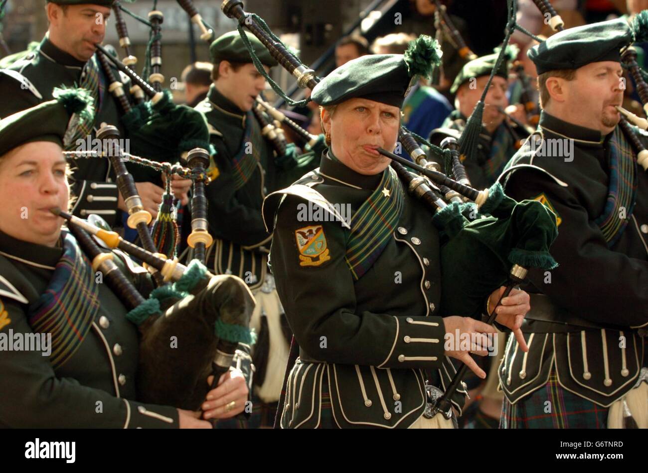 Members of the Shannon Rovers Irish Pipe Band, from Chicago, Illinois ...