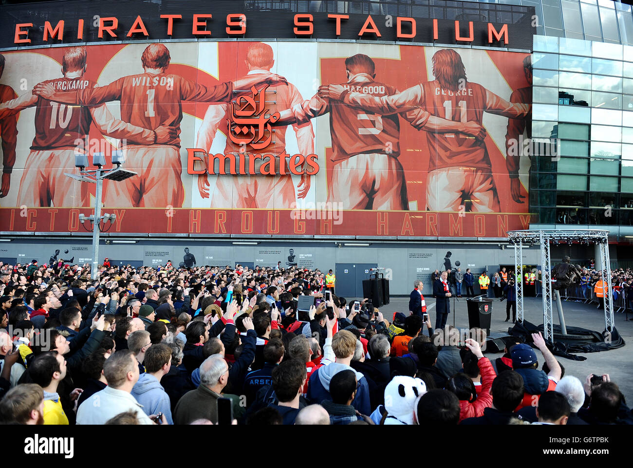 Arsenal football stadium crowd hi-res stock photography and images - Alamy
