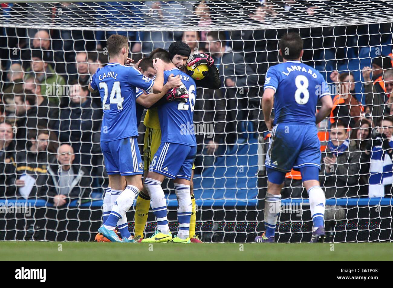 Chelsea players celebrate victory after the final whistle Stock Photo ...