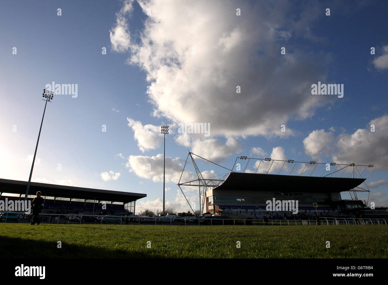 A general view of the grandstand at Kempton Park Racecourse Stock Photo ...