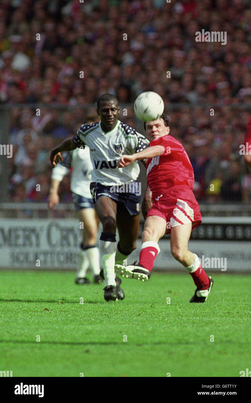 Sunderland's Gary Bennett (l) and Liverpool's Ray Houghton (r) battle ...