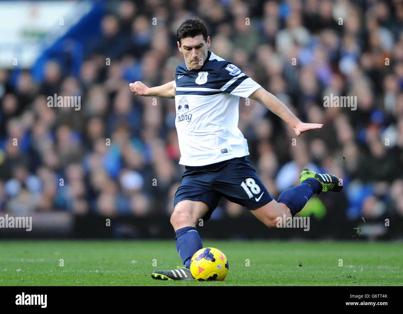 Gareth barry chelsea hi-res stock photography and images - Alamy