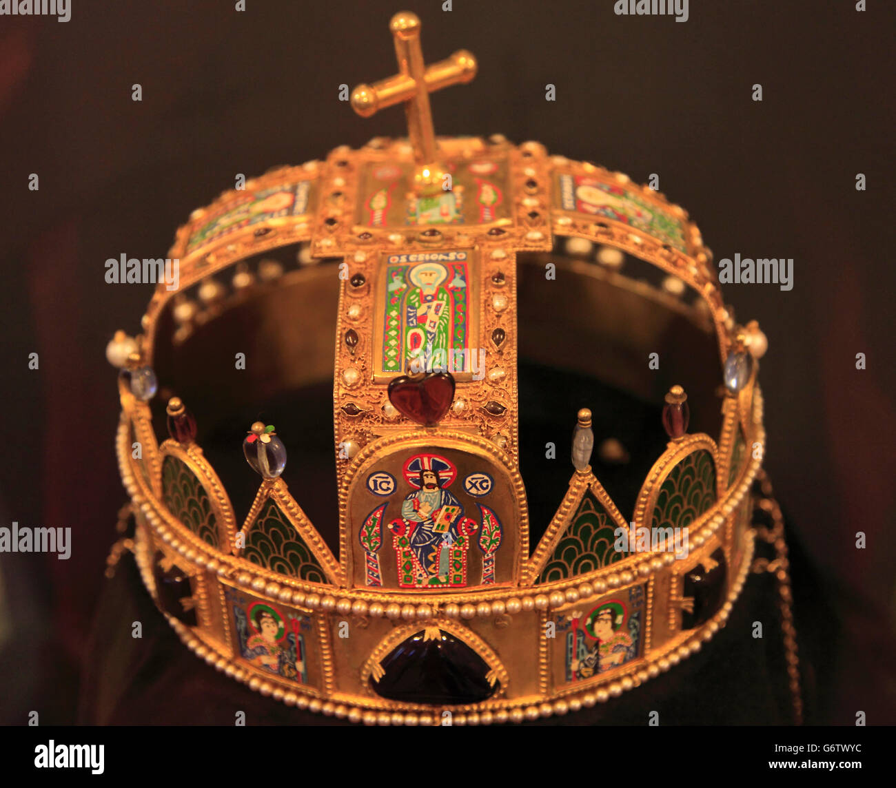 Holy crown hungary hi-res stock photography and images - Alamy