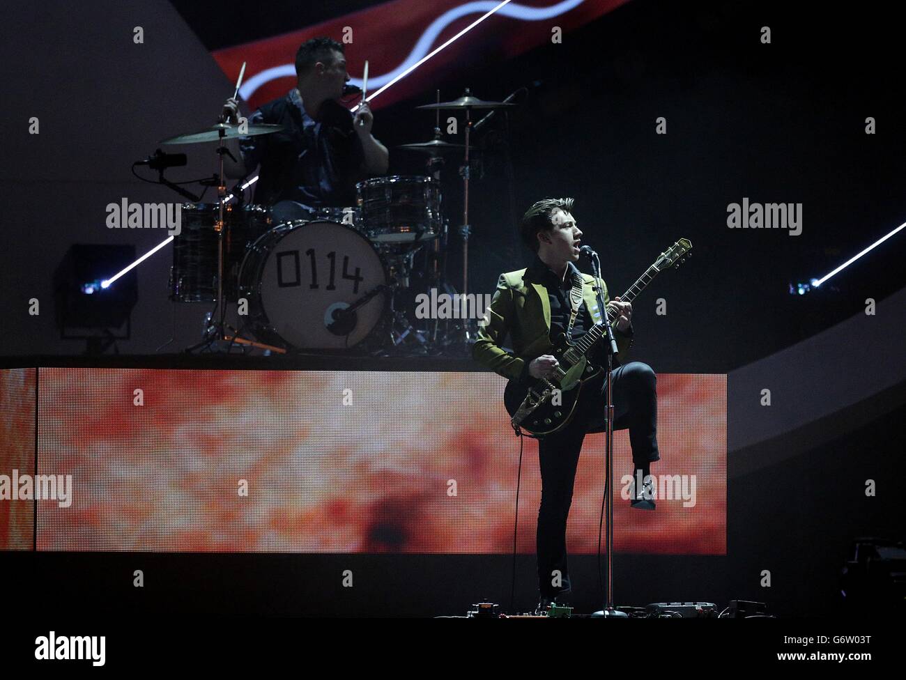 Monkeys on stage hi-res stock photography and images - Alamy