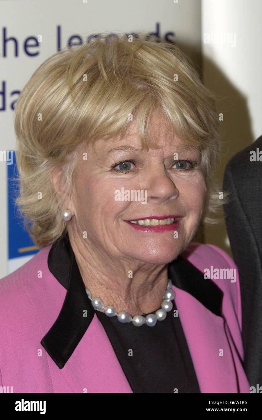 Judith chalmers television presenter hi-res stock photography and ...