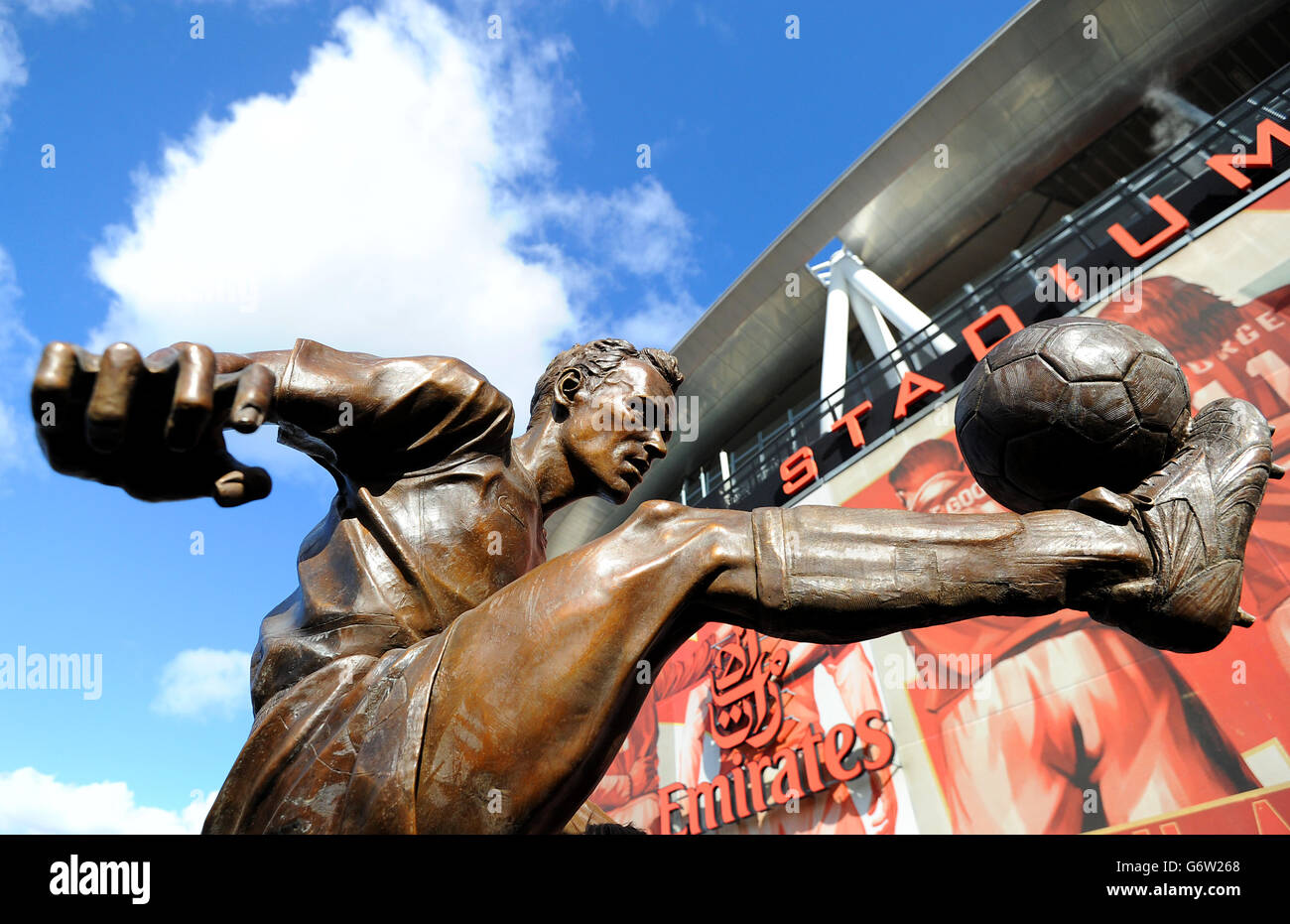 Emirates stadium arsenal statue hi-res stock photography and images - Alamy