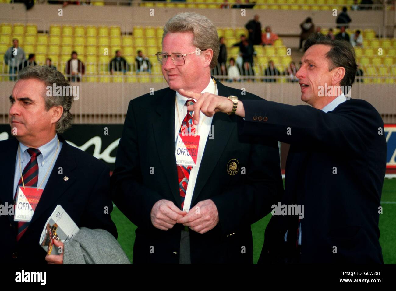 Soccer. Johan Cruyff, Barcelona manager meets Graham Kelly Stock Photo ...