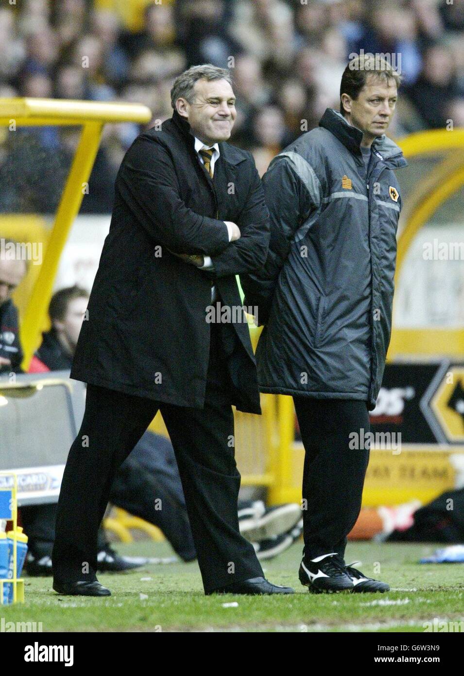 Wolverhampton Wanderers Manager Dave Jones (left) shows his dejection ...